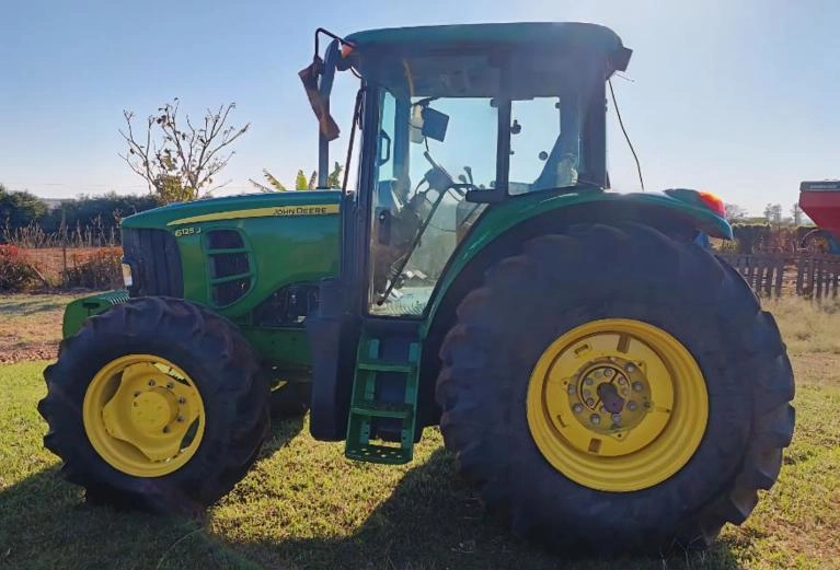 Trator John Deere 6125 J em Vera Cruz SP à venda. Compre direto 881970
